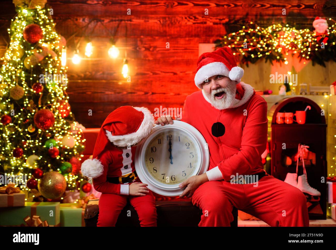 Clock midnight hi-res stock photography and images - Alamy