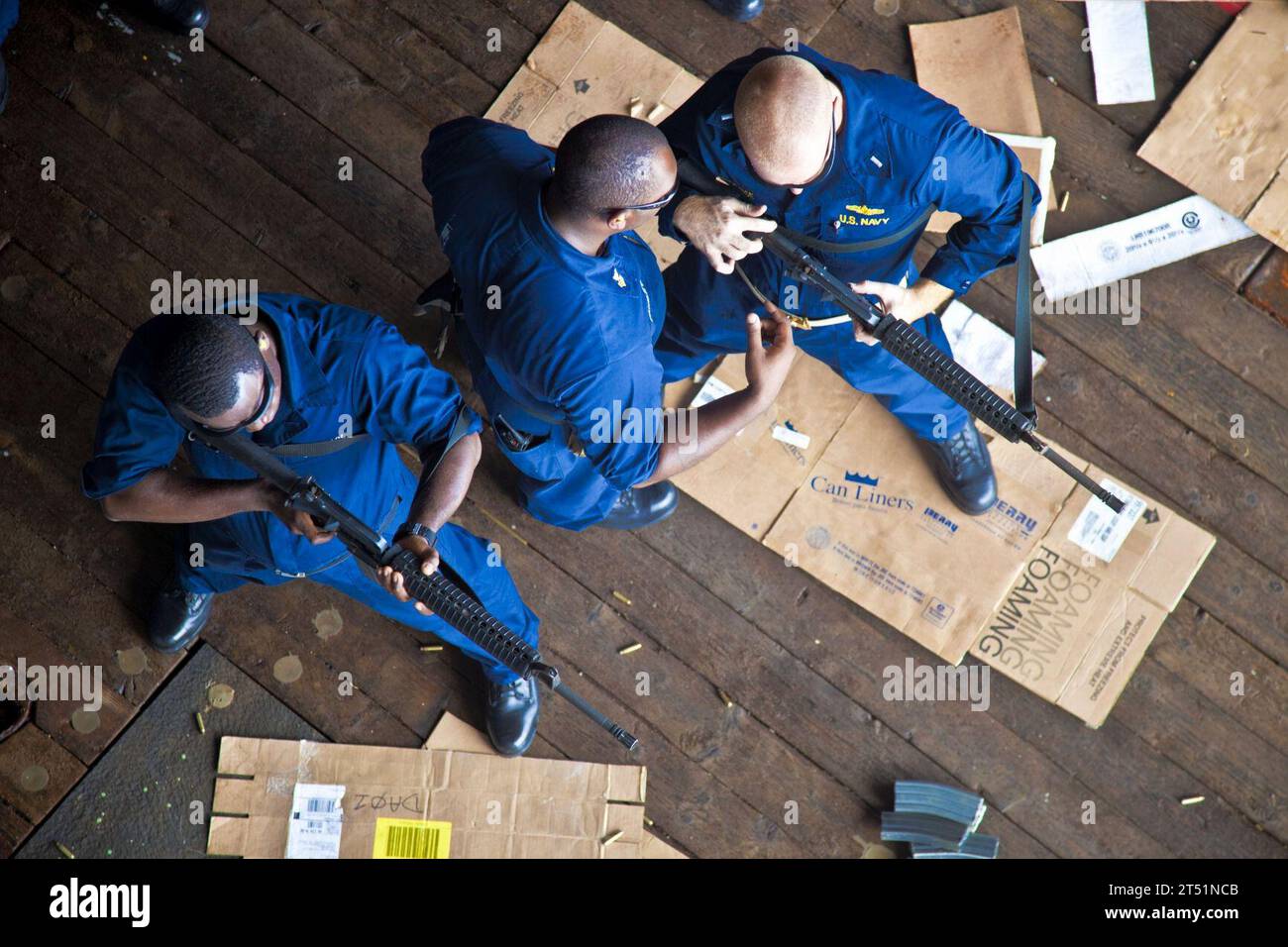 111014WF228-037 CARIBBEAN SEA (Oct 13, 2011) Sailors qualify with the M ...