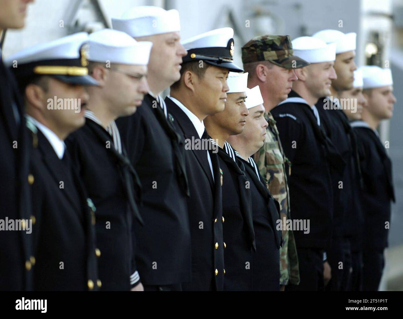 0810115758H-178 NEW YORK (Oct. 11, 2008) Sailors aboard the amphibious ...
