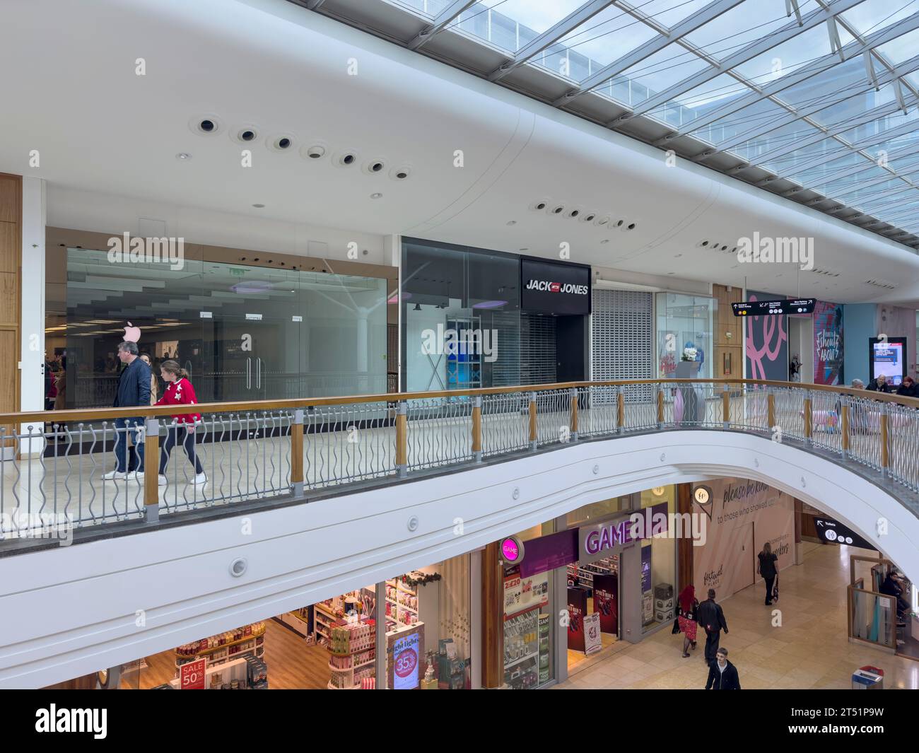 Hampshire, England, UK. 22.10.2023. Open and closed stores situated ...