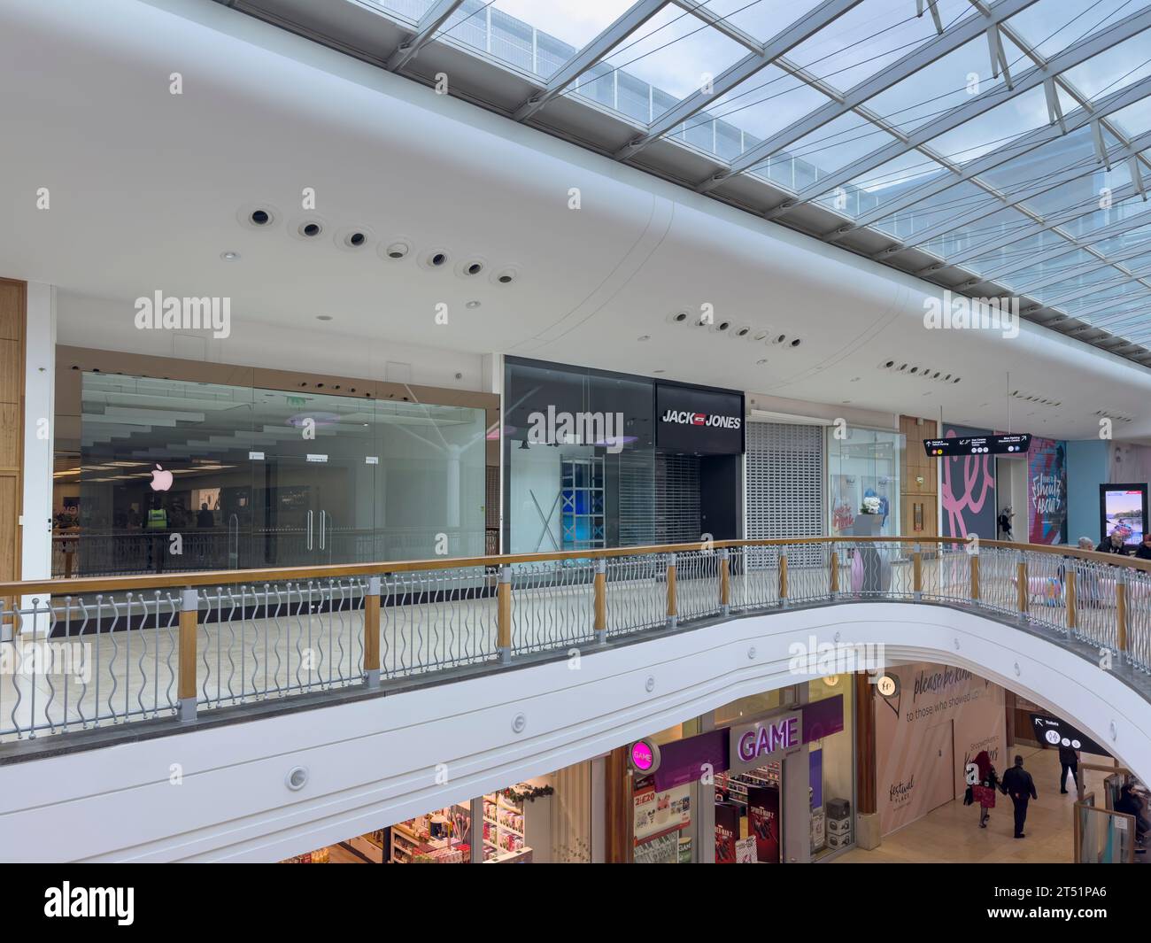 Hampshire, England, UK. 22.10.2023. Open and closed stores situated ...