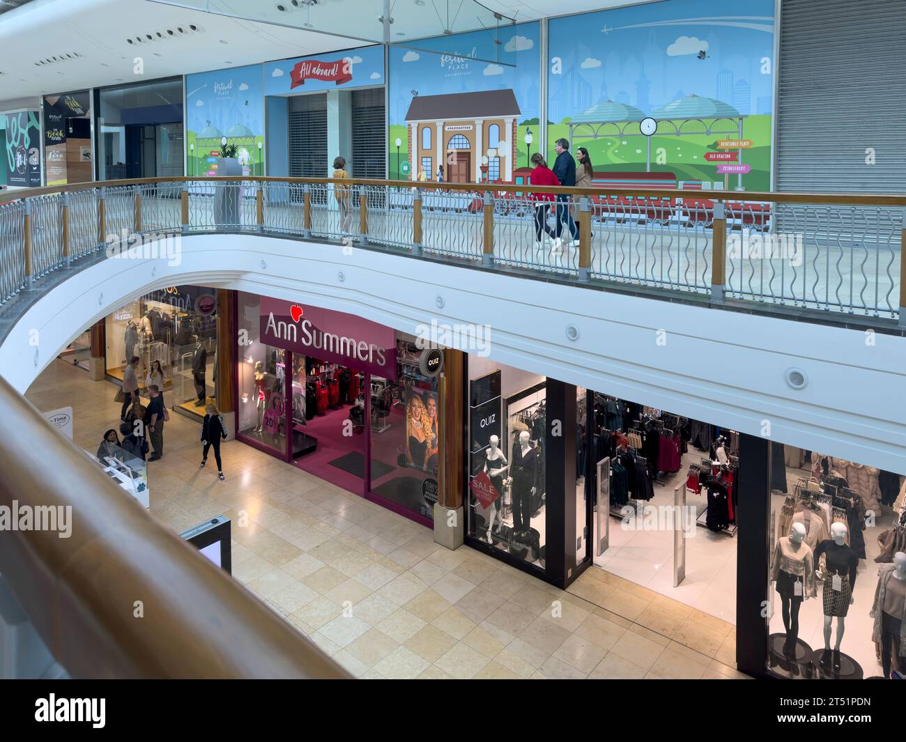 Hampshire, England, UK. 22.10.2023. Open and closed stores situated ...