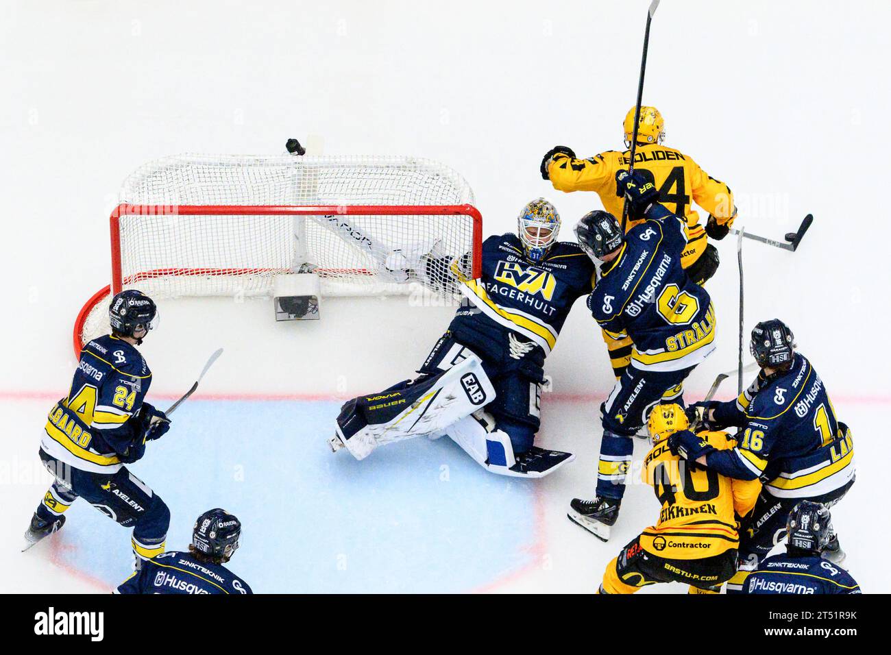 231102 HV71s målvakt Joni Ortio i kamp med Skellefteås Oscar Lindberg under ishockeymatchen i ...