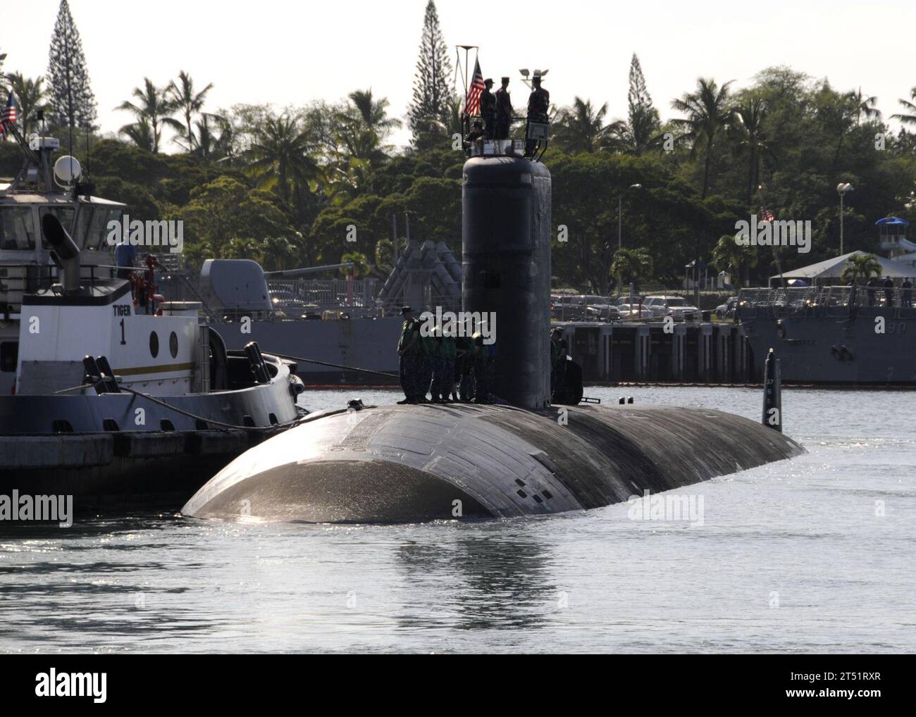 1012143560G-001 PEARL HARBOR-HICKAM (Dec. 14, 2010) The Los Angeles ...