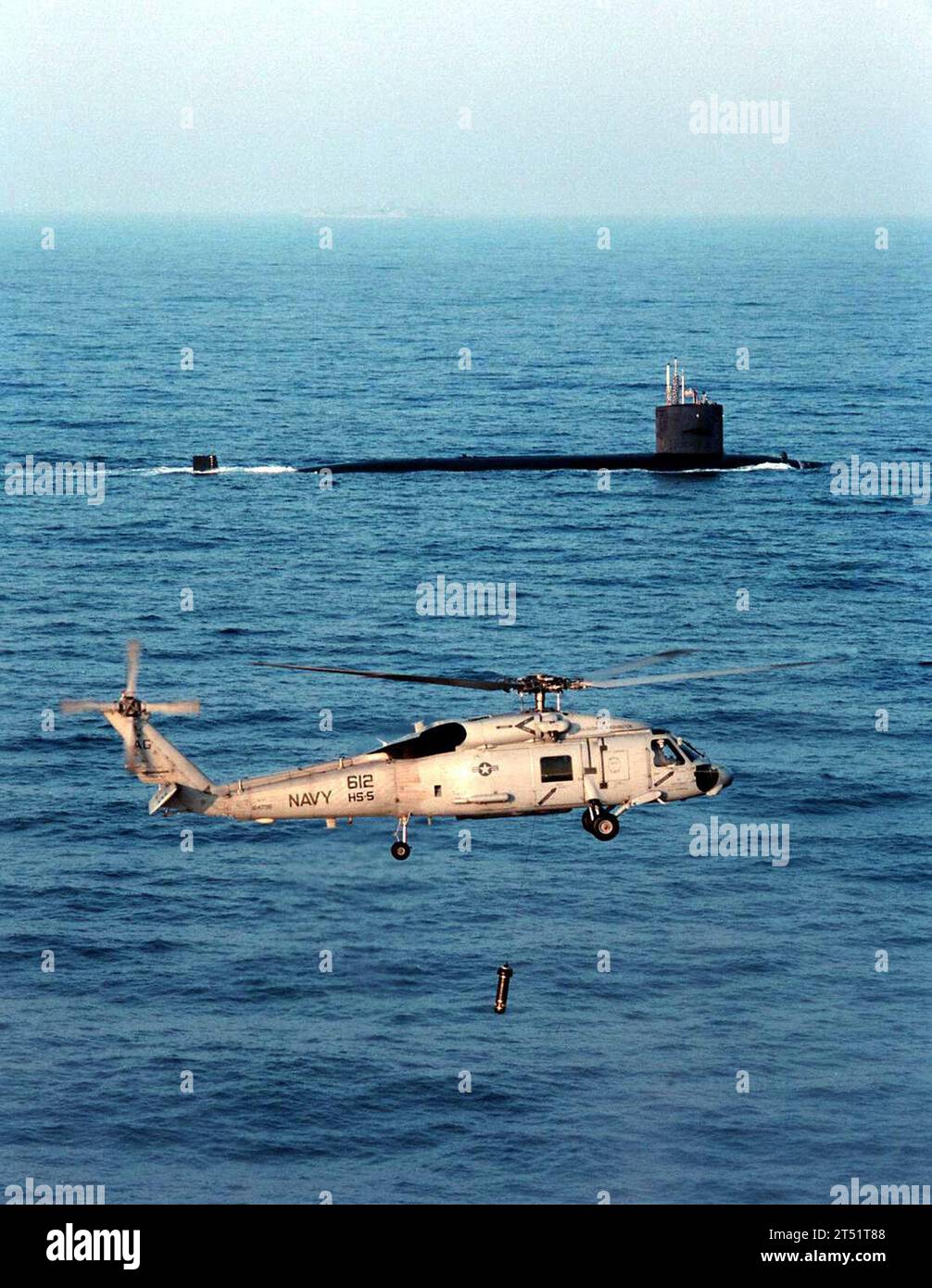 9606197340V-002 An SH-60F "Seahawk" from the "Nightdippers" of ...