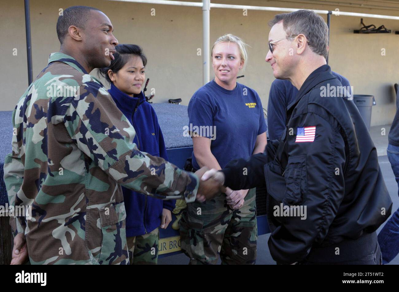 1011227883G-038 CORONADO, Calif. (Nov. 22, 2010) Actor Gary Sinise ...