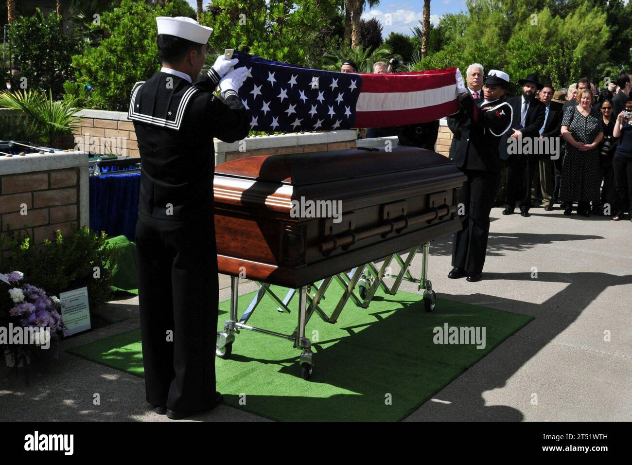 actor, Calif. Gov. Arnold Schwarzenegger, coffin, flag detail, flag ...