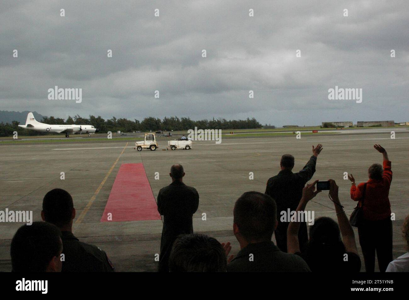 0612120364P-140 Kaneohe, Hawaii (Dec. 12, 2006) - Commander, U.S ...