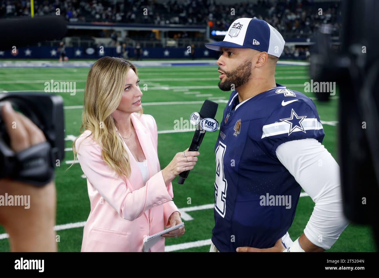 Fox reporter Erin Andrews interviews Dallas Cowboys quarterback Dan ...
