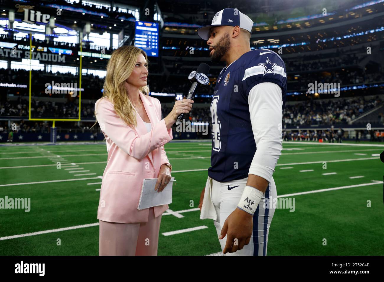 Fox reporter Erin Andrews interviews Dallas Cowboys quarterback Dan ...