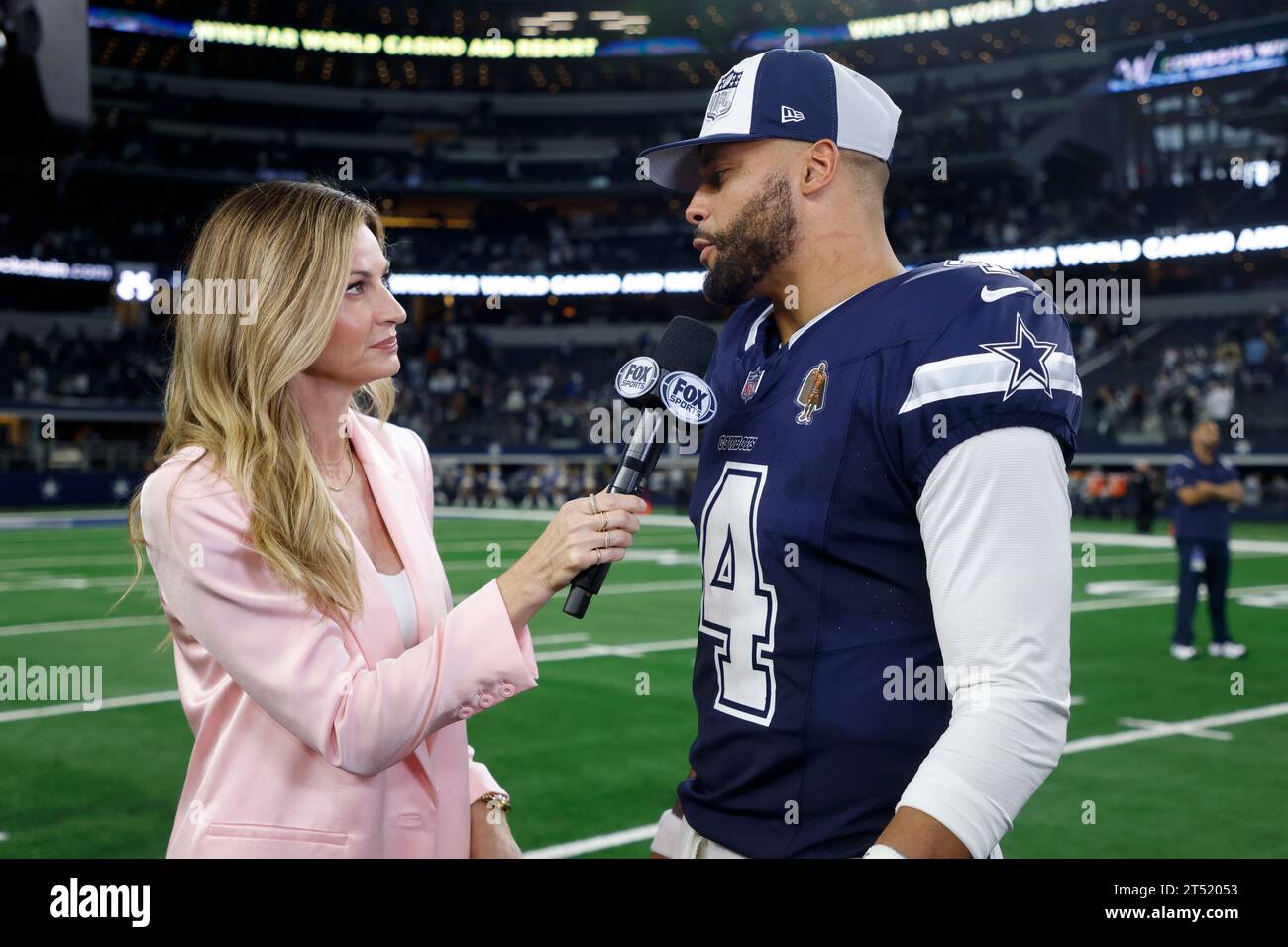 Fox reporter Erin Andrews interviews Dallas Cowboys quarterback Dan ...