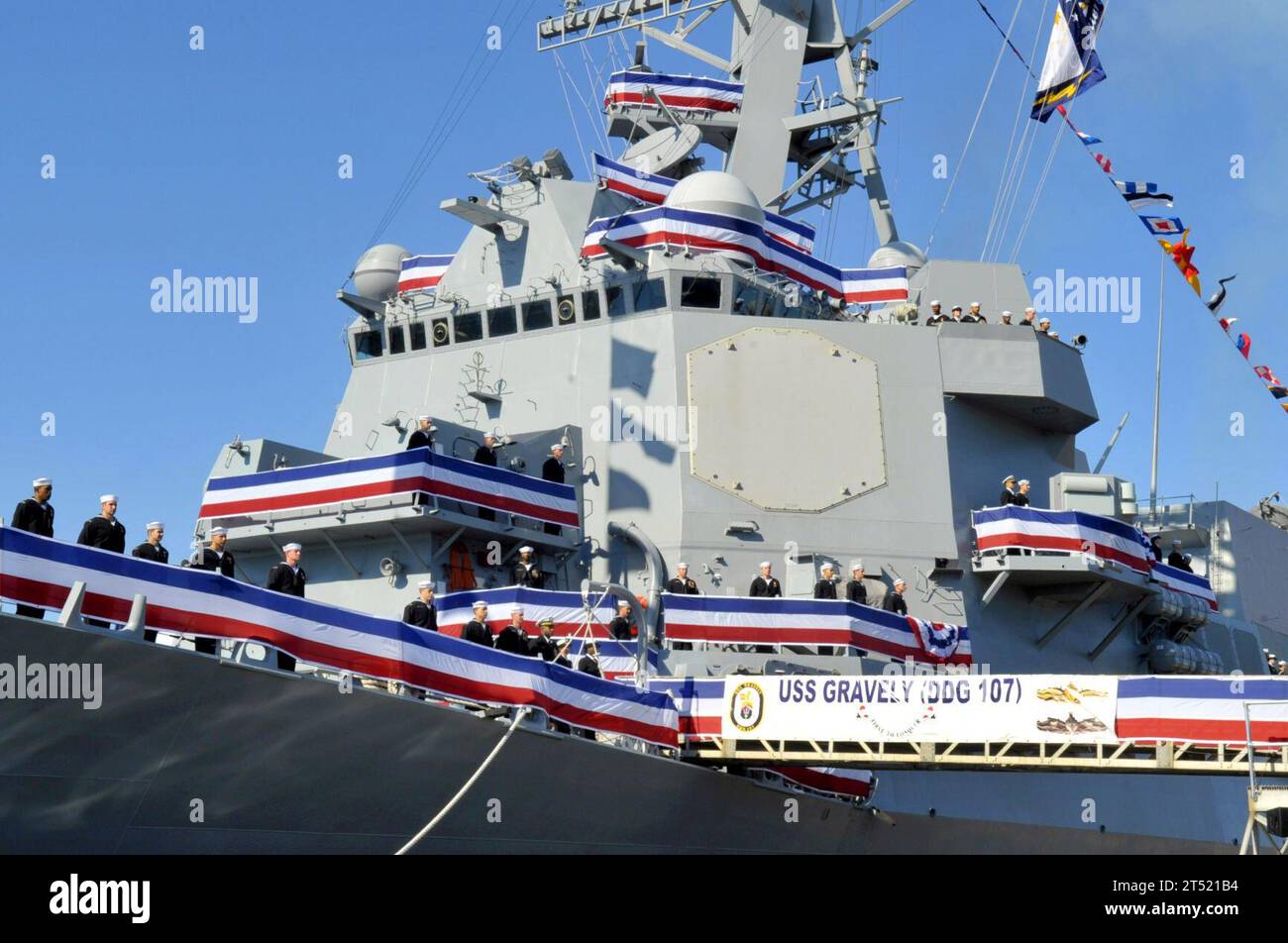 1011208273J-097 WILMINGTON, N.C. (Nov. 20, 2010) Crew members of the ...