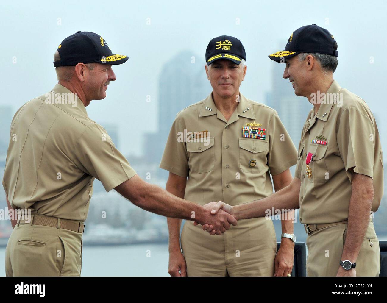 0810097981E-233 SAN DIEGO (Oct. 9, 2008) Rear Adm. Scott Swift shakes ...