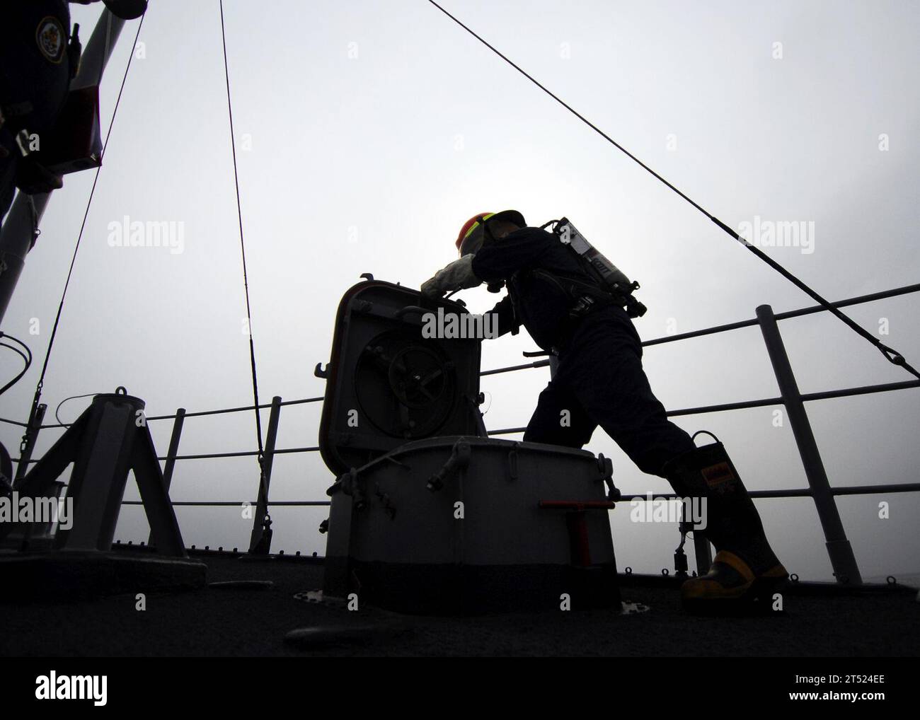 0808190807W-152 PACIFIC OCEAN (Aug. 19, 2008) A Sailor wearing a self ...
