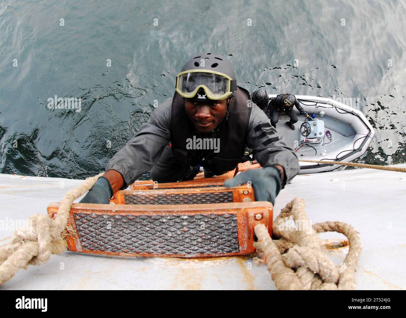 0712148933S-075 LIMBE, Cameroon (Dec. 14, 2007) - A Cameroonian Navy ...