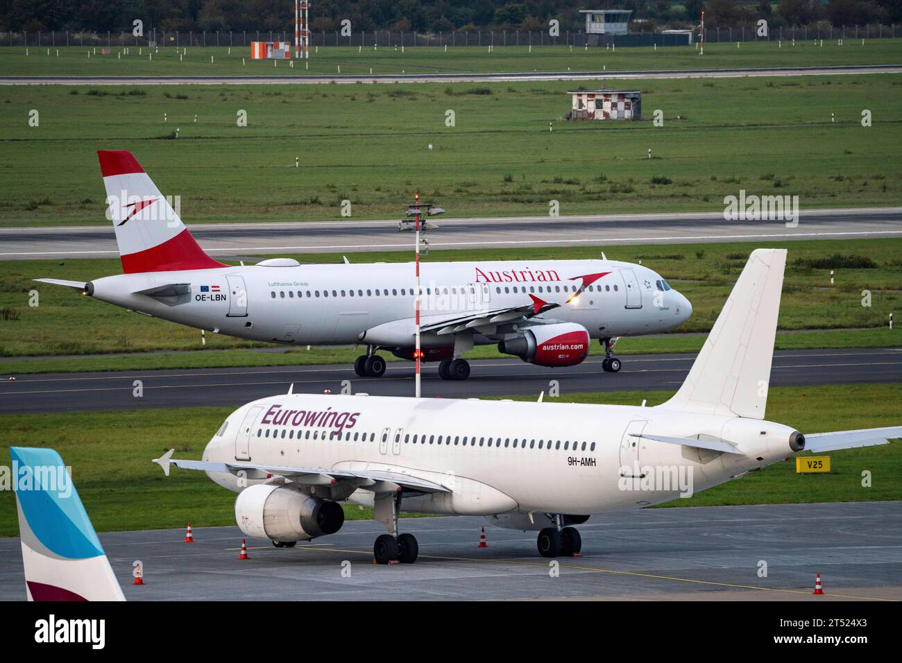 Flughafen Düsseldorf, Austrian Airbus A320-200 auf dem Taxiway ...