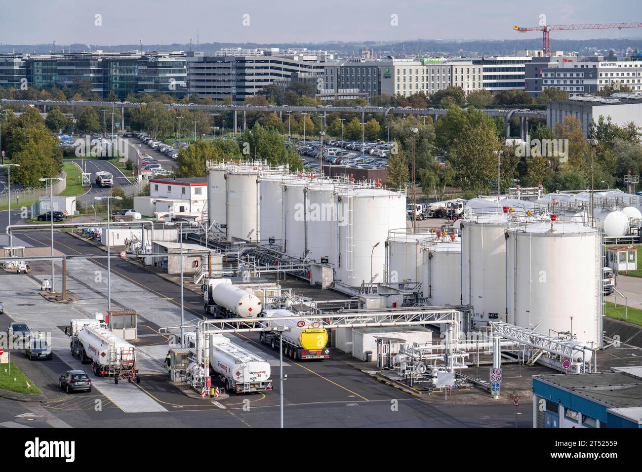 Flughafen Düsseldorf, Tanklager, hier werden die Tankwagen gefüllt, die ...