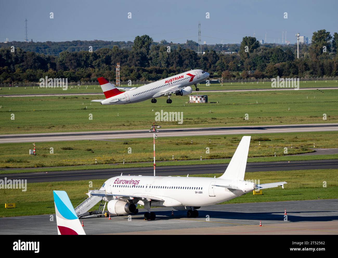 Flughafen Düsseldorf, Austrian A320-200 beim Start, Eurowings Airbus ...
