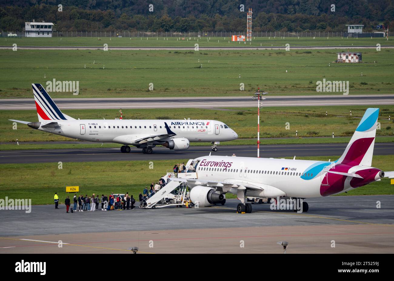 Flughafen Düsseldorf, Airfrance Hop Embraer ERJ-190 auf dem Taxiway ...