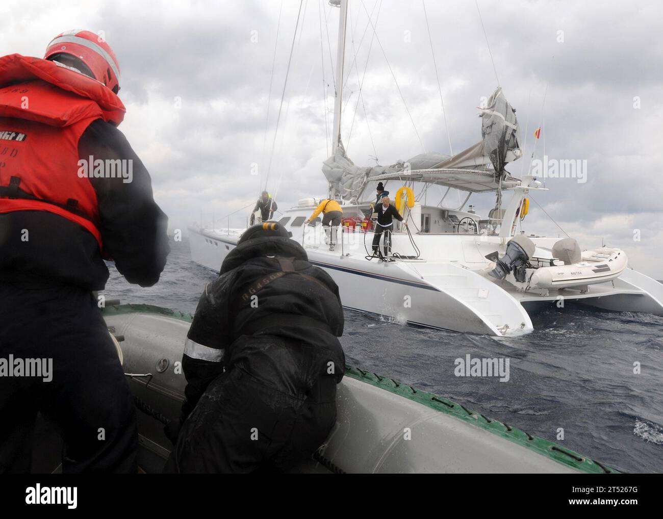 1012033885H-155 ATLANTIC OCEAN (Dec. 3, 2010) Sailors assigned to the ...
