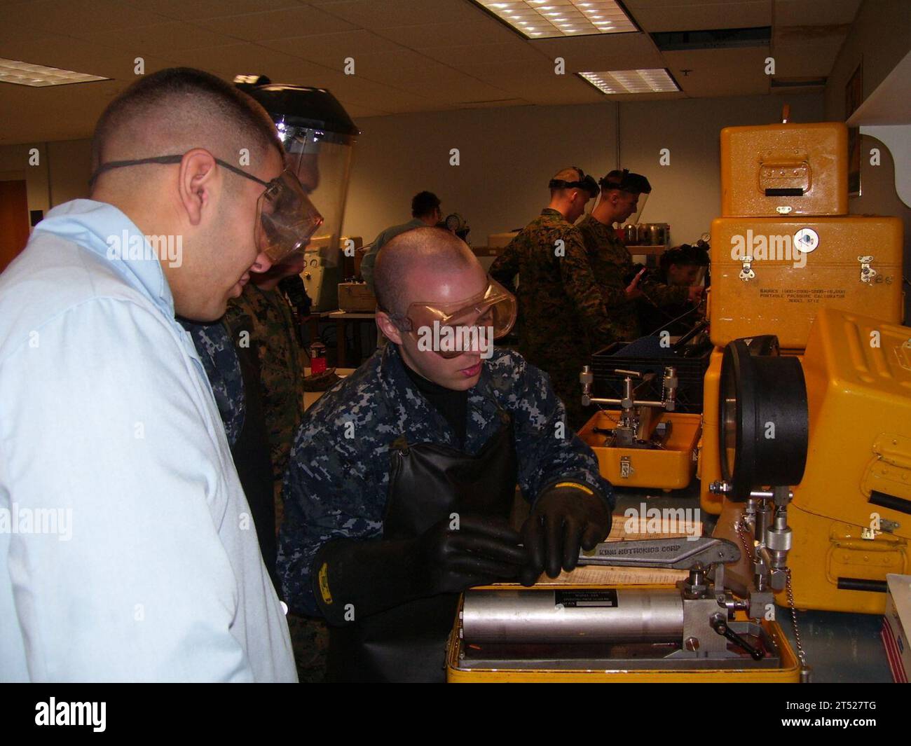 1001250762B-006 BILOXI, Miss. (Jan. 25, 2010) Students calibrate a ...