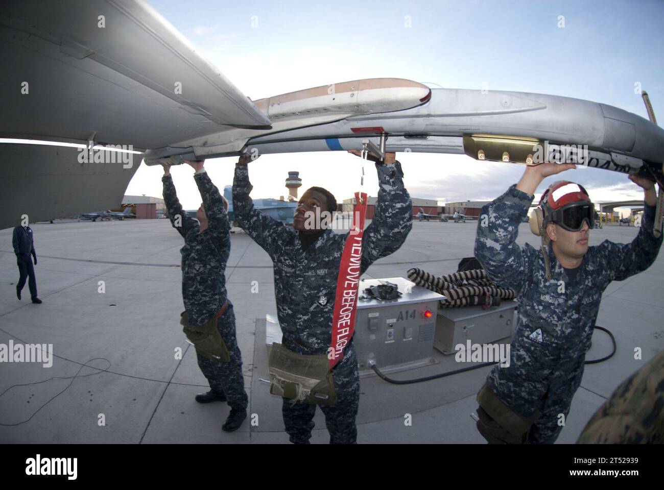 1012076770T-233 FALLON, Nev. (Dec. 7, 2010) Sailors assigned to Naval ...