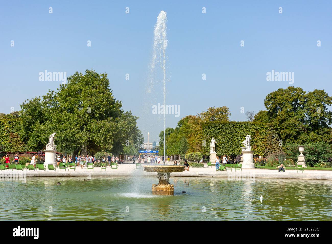 Grand Bassin Rond fountain in Jardin des Tuileries (Tuileries Garden ...