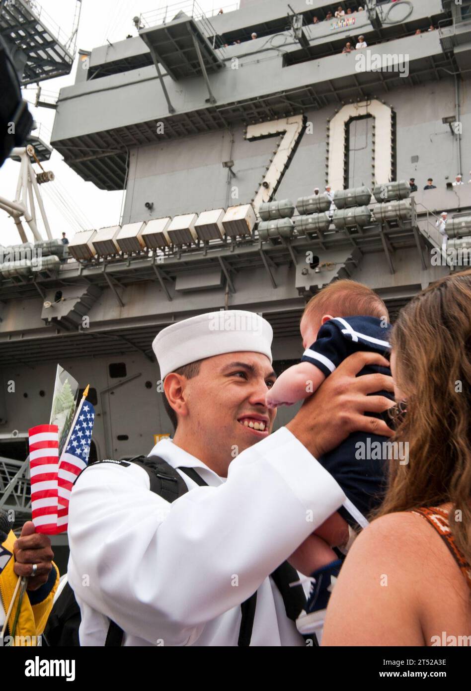 aircraft carrier, calif, family, Homecoming, Naval Base Coronado ...