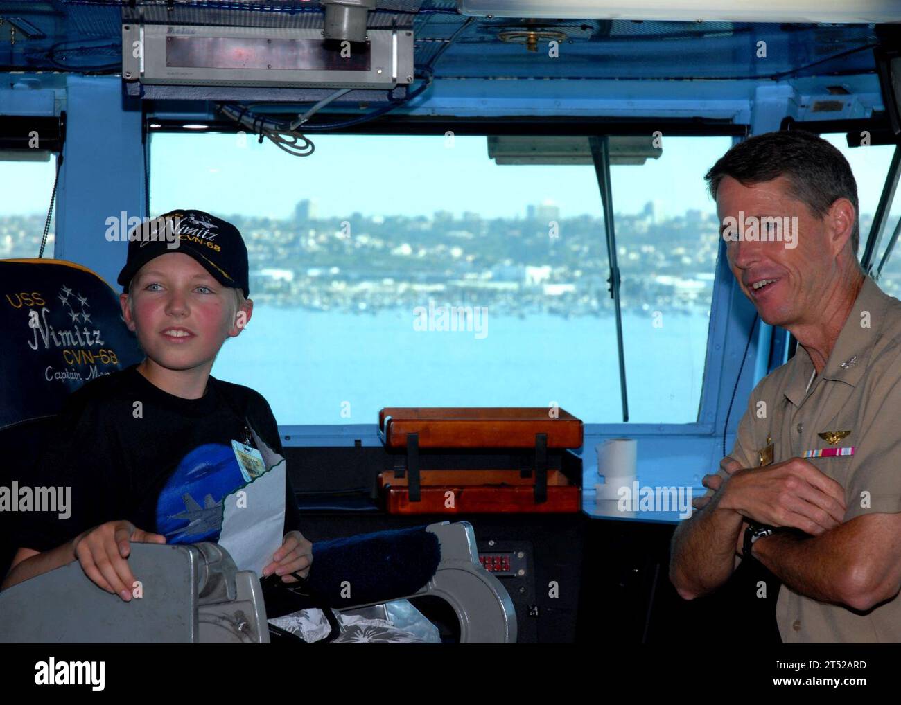 1009272811A-156 SAN DIEGO (Sept. 27, 2010) Linus Phillips talks with ...