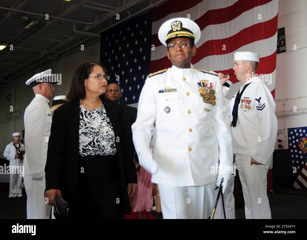 1008126632S-116 NORFOLK (Aug. 12, 2010) Vice Adm. Mel Williams Jr. goes ...