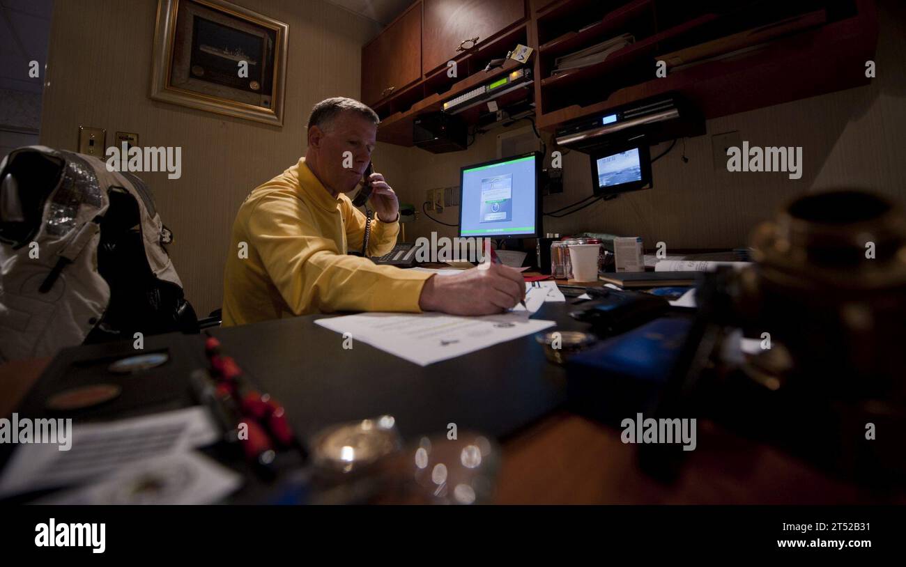 Uss carl vinson commanding officer hi-res stock photography and images ...