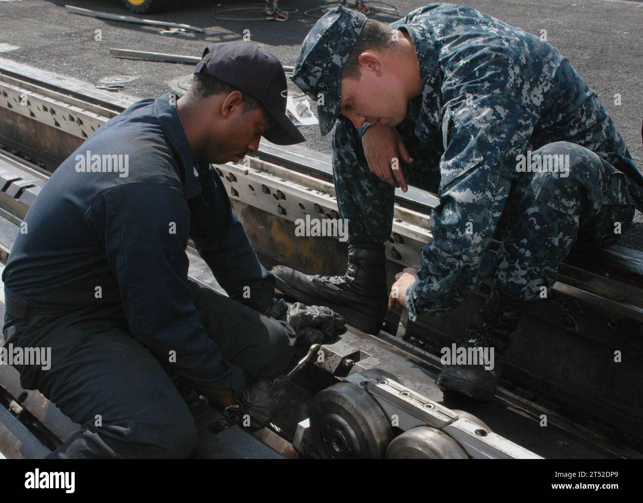 aircraft carrier, maintenance, navy, Nimitz-class, U.S. Navy, USS Harry ...