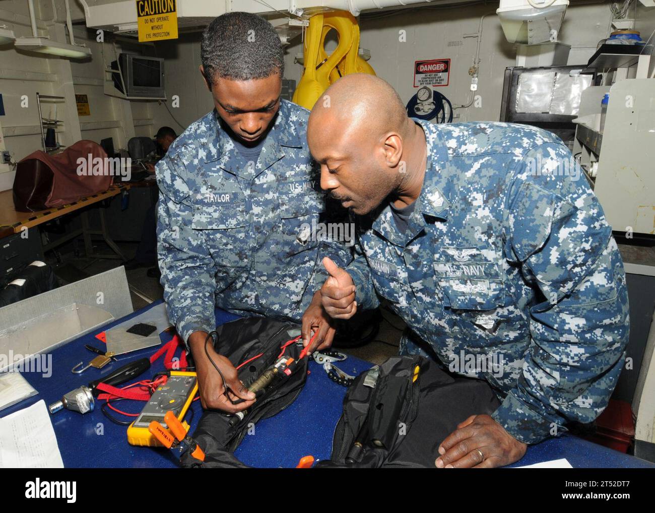 Aircraft carrier maintenance sailors hi-res stock photography and ...