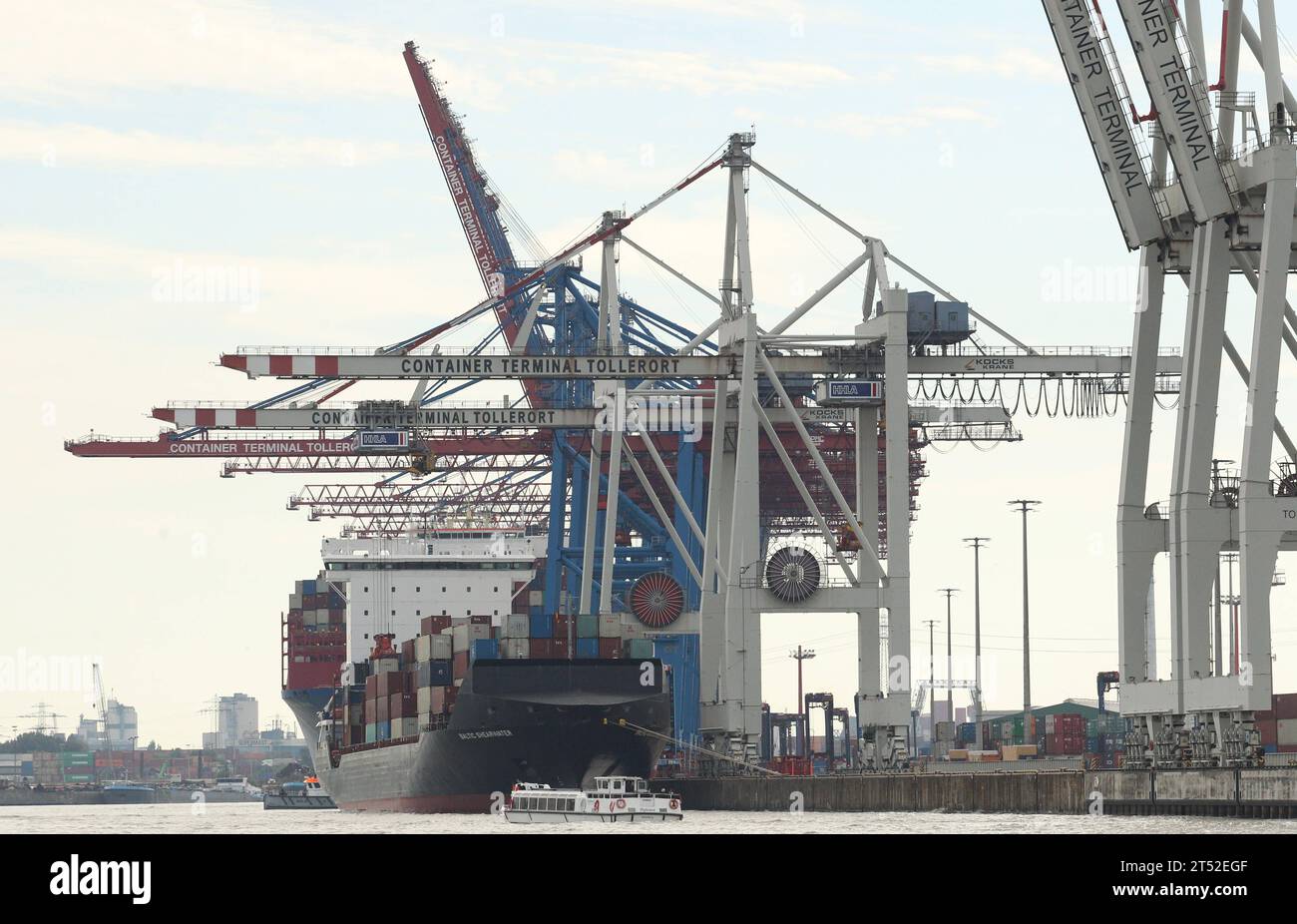 Der Containerterminal Tollerort CTT der Hamburger Hafen und Logistik AG ...