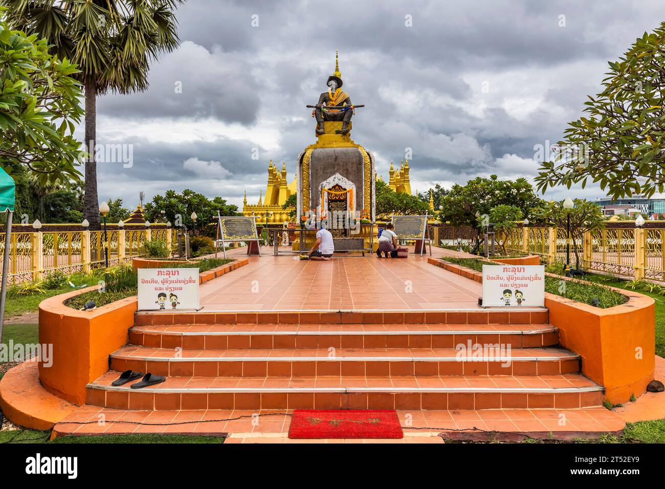 Pha That Luang, That Luang, Statue of King Setthathirath, Buddhist ...