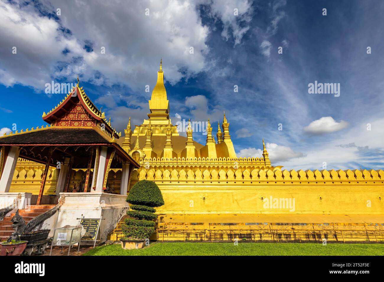 Pha That Luang, That Luang, national symbolic Buddhist stupa, chapel ...