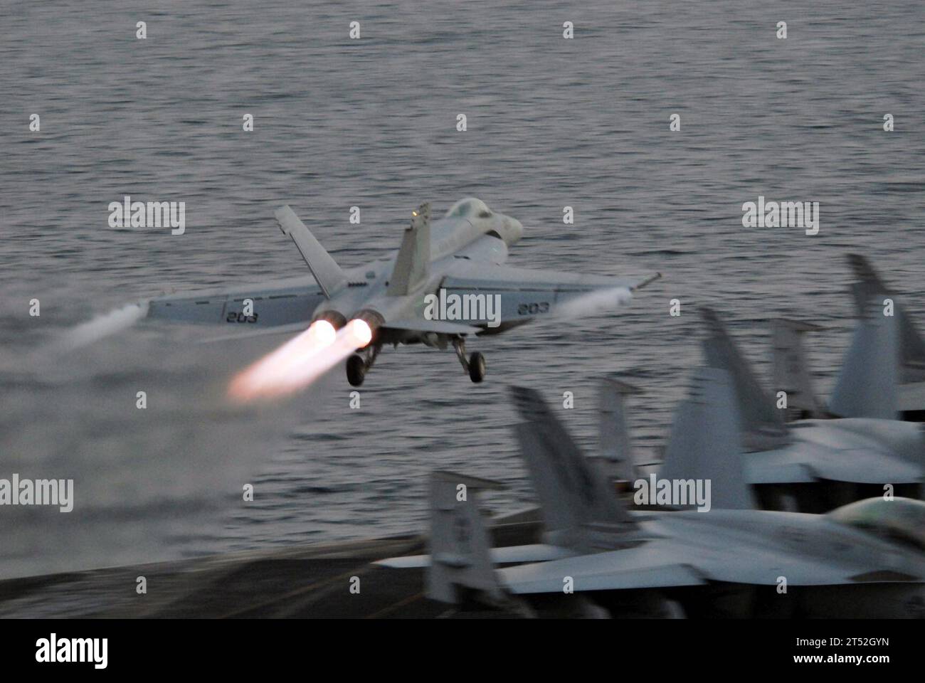 0908185586R-043 GULF OF OMAN (Aug. 18, 2009) An F/A-18E Super Hornet ...