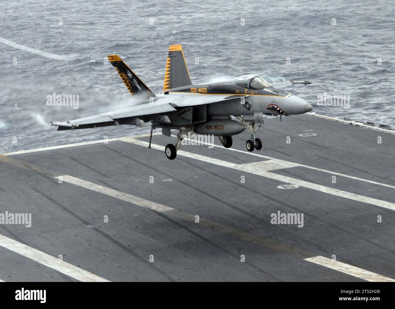 0910211644H-115 PACIFIC OCEAN (Oct. 21, 2009) An F/A-18E Super Hornet ...
