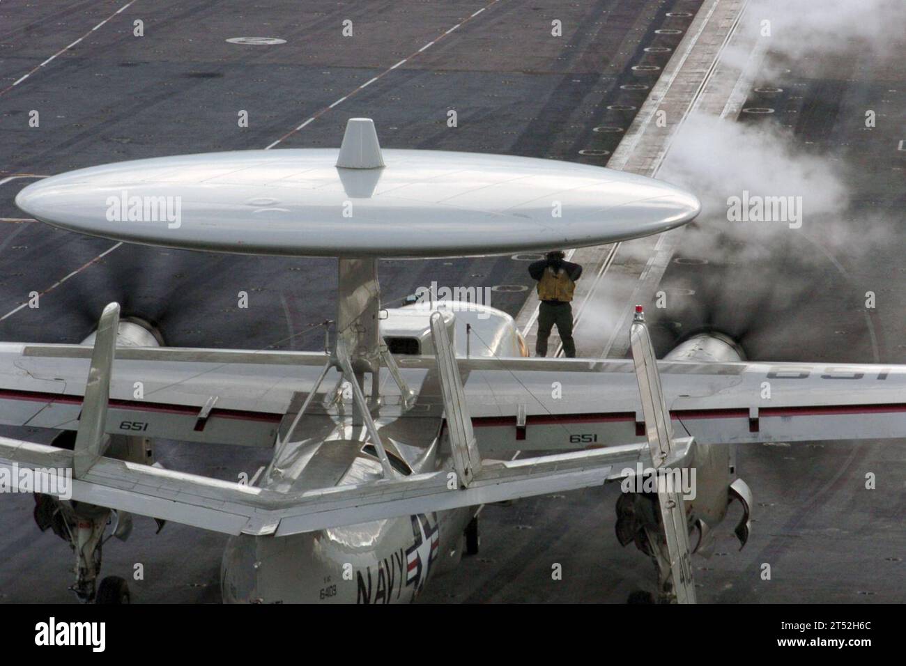 0612065248R-004 Norfolk, Va. (Dec. 6, 2006) - An E-2C Hawkeye assigned ...