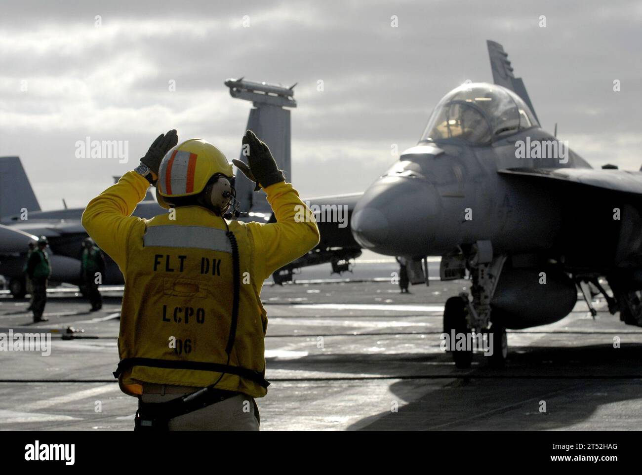 aircraft, F/A-18 Super Hornet, flight deck, Sailor, USS Nimitz Stock Photo - Alamy