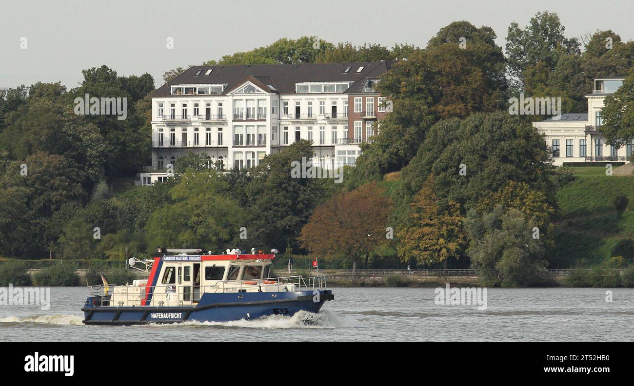 Stadtvilla im Elbhang in Ottensen direkt an der Elbe, auf der ein Boot ...
