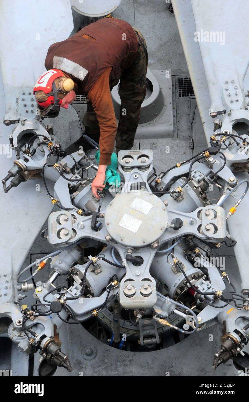 0905153946H-039 PACIFIC OCEAN (May 15, 2009) A Sailor assigned to the ...