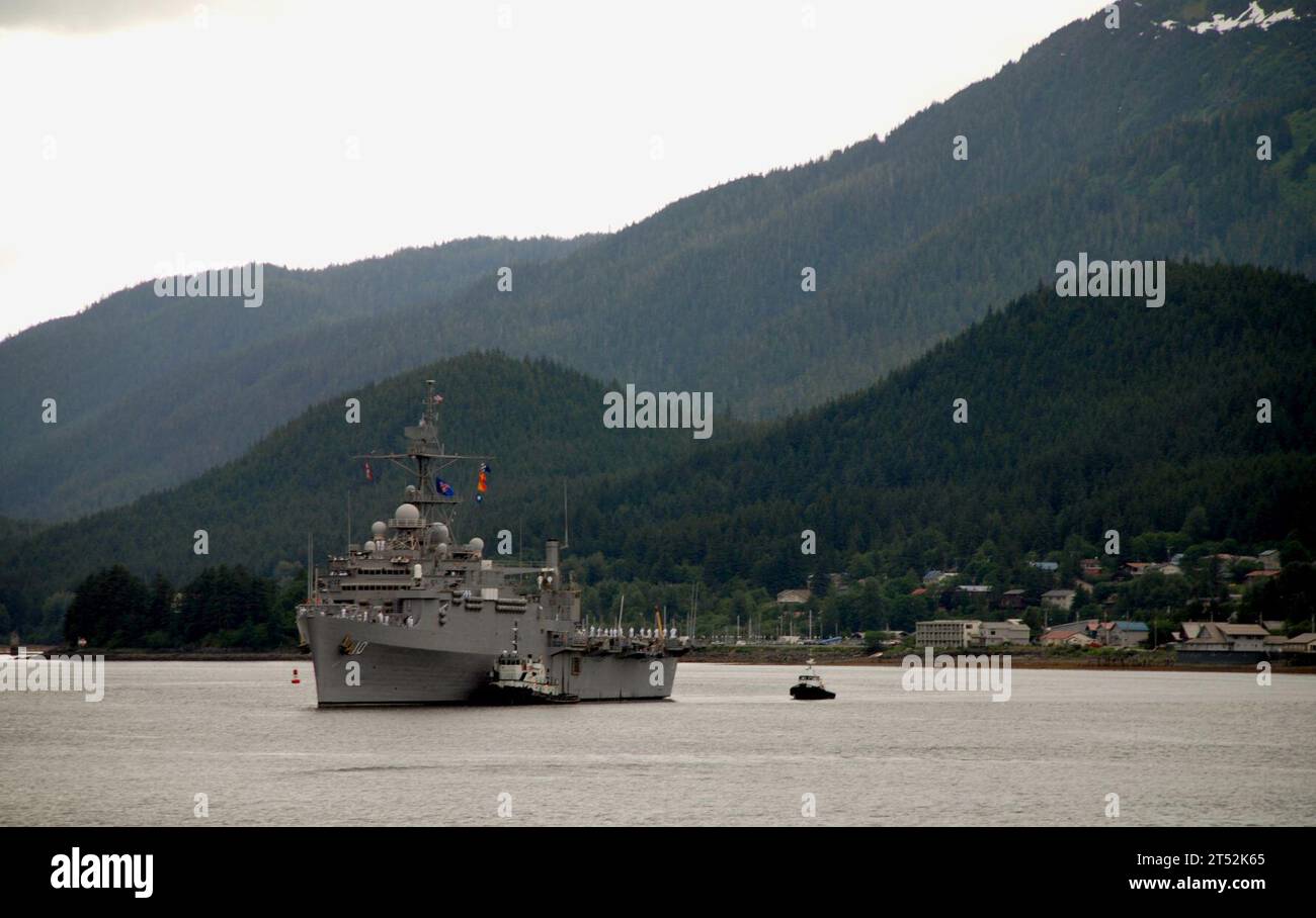 0807263483D-001 JUNEAU, Alaska (July 26, 2008) The amphibious transport ...
