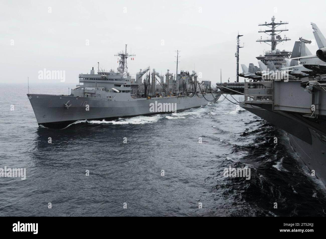 0910013038W-293 INDIAN OCEAN (Oct. 1, 2009) The military sealift command fast combat support ...