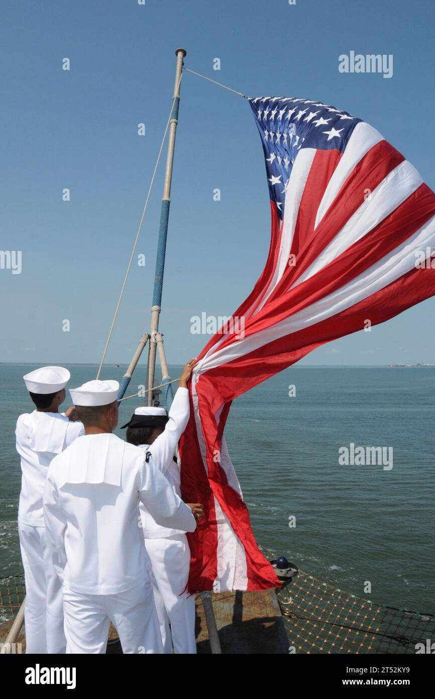 1008159327W-080 NORFOLK (Aug. 15, 2010) Sailors aboard the amphibious ...