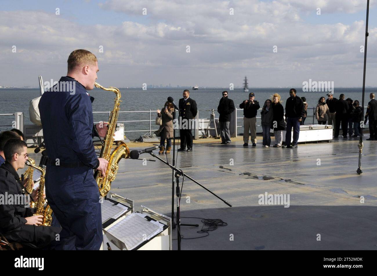 0812060718S-419 JAPAN (Dec. 6, 2008) The Commander, U.S. 7th Fleet Band ...