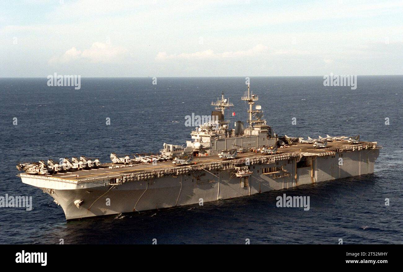 9808023612M-003 Pearl Harbor, Hawaii (Aug. 2, 1998) -- The amphibious ...