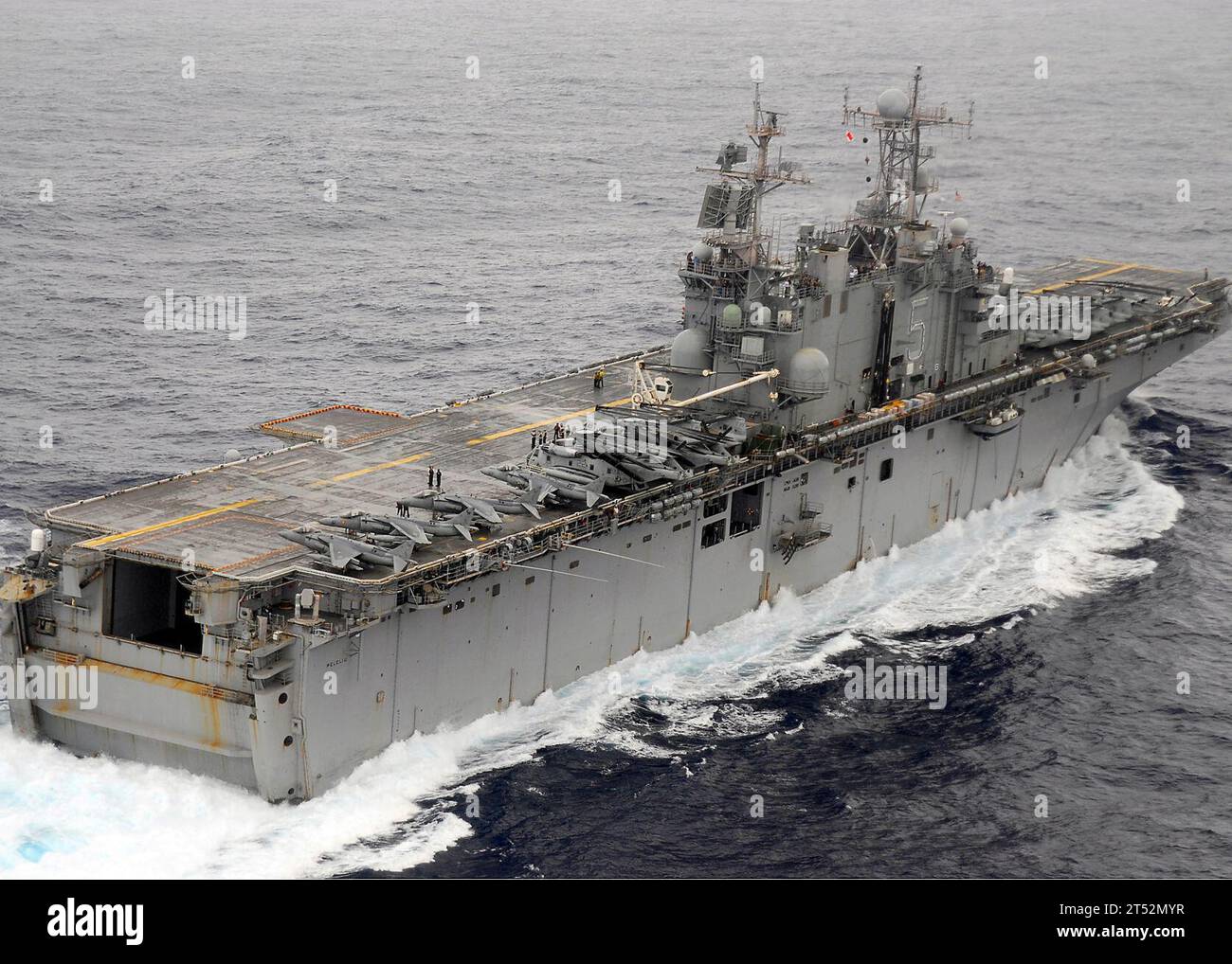 Tarawa class amphibious assault ship hi-res stock photography and ...
