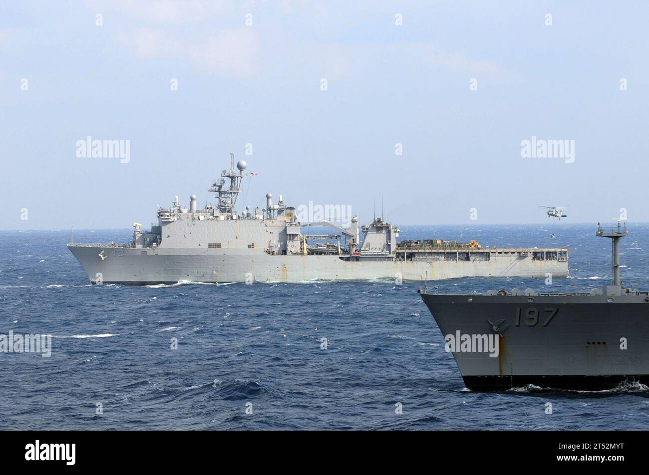 1101316692A-256 PACIFC OCEAN (Jan. 31, 2011) The amphibious dock ...