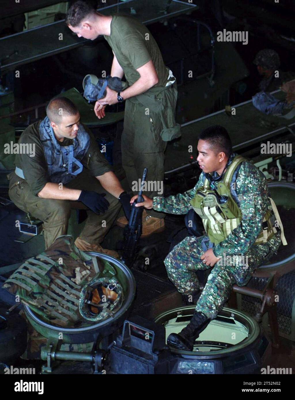 0905265207L-086 TANON STRAIT, Philippines (May 26, 2009) Philippine and ...